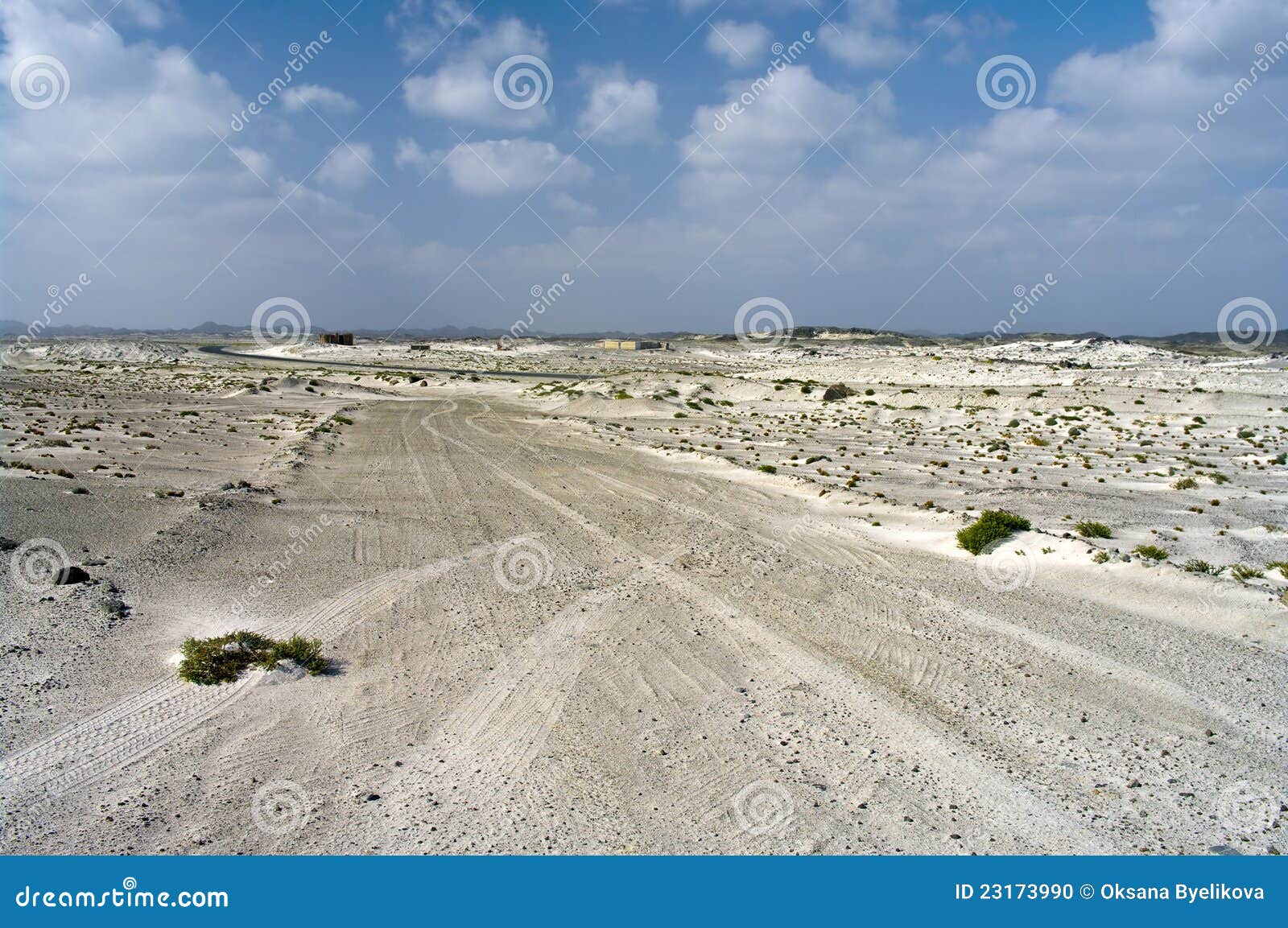 De Bandsporen Van De Auto in De Woestijn Stock Foto - Image of hemel ...