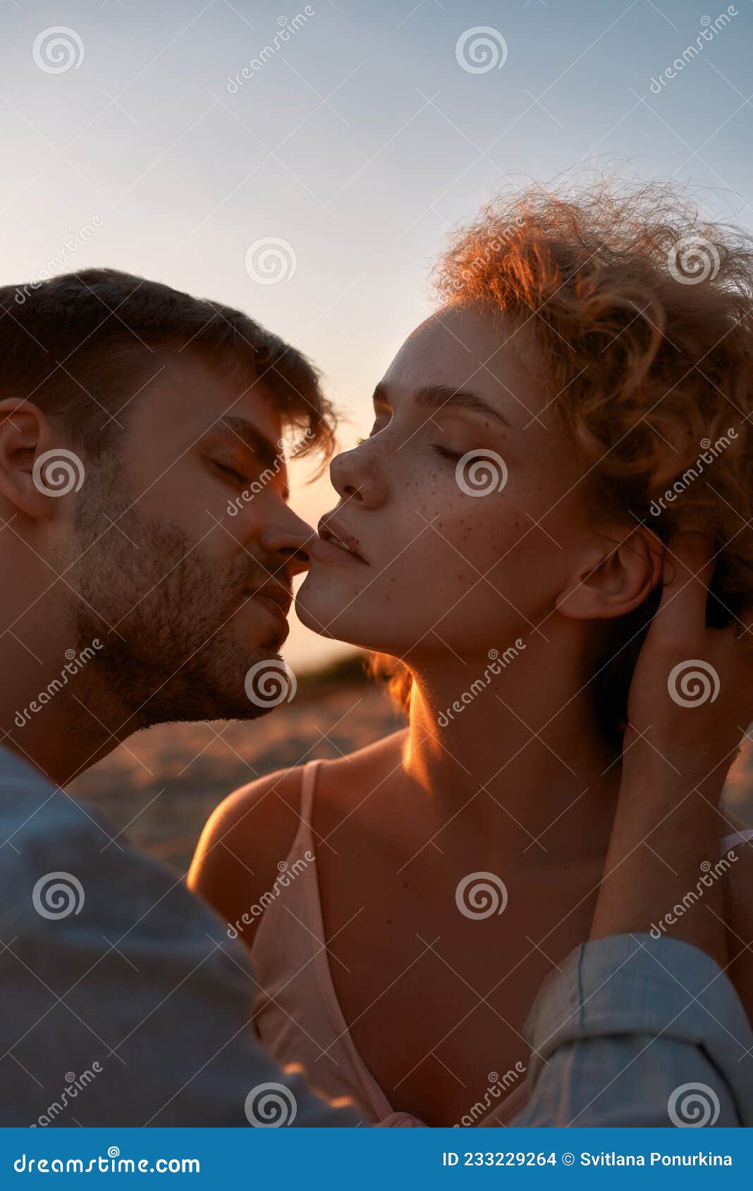 De Beaux Jeunes Amoureux En Couple à Lair Passionné Sembrasser Sur La