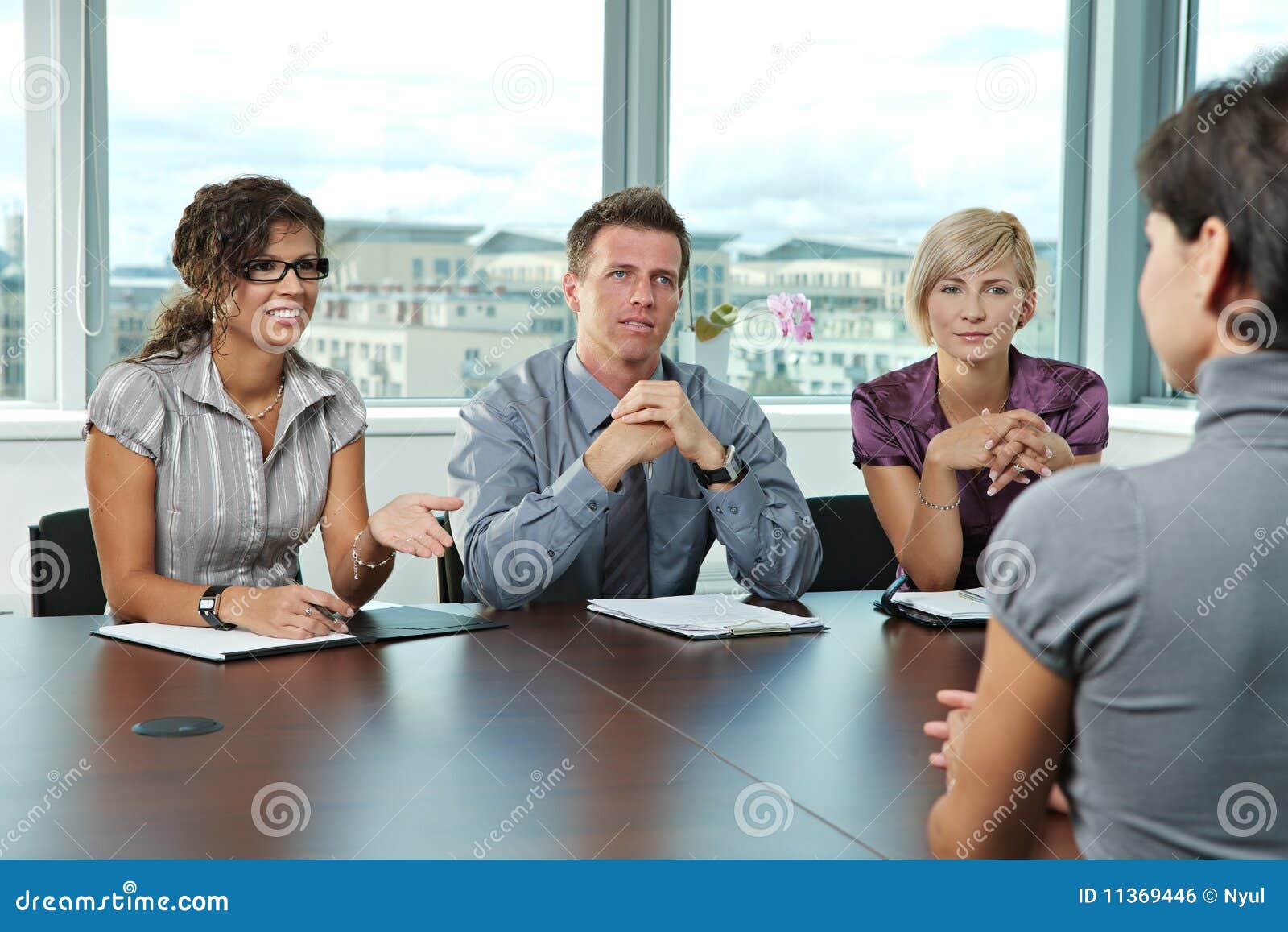 De Bedrijfs Mensen Bij Baan Interviewen Stock Foto - Image of ...