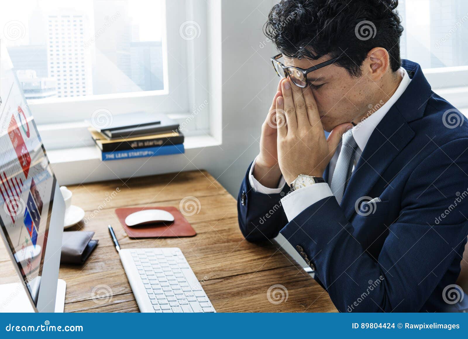 De Bedrijfsmens Frustreerde Vermoeid Bureauconcept Stock Foto - Image ...