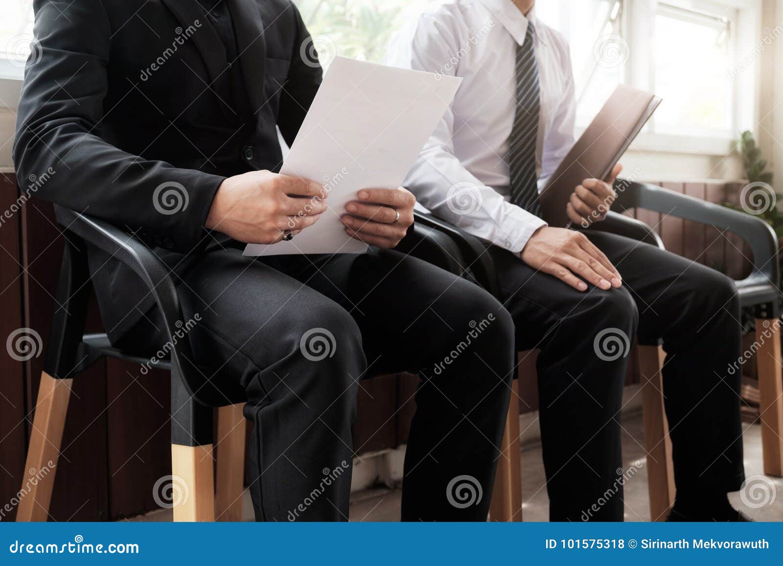 De Bedrijfsmensen Die Op Baan Wachten Interviewen Stock Foto - Image of ...