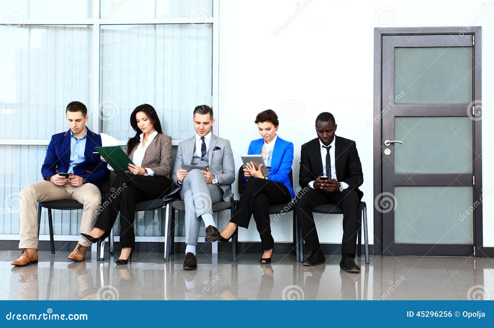 De Bedrijfsmensen Die Op Baan Wachten Interviewen Stock Foto - Image of ...