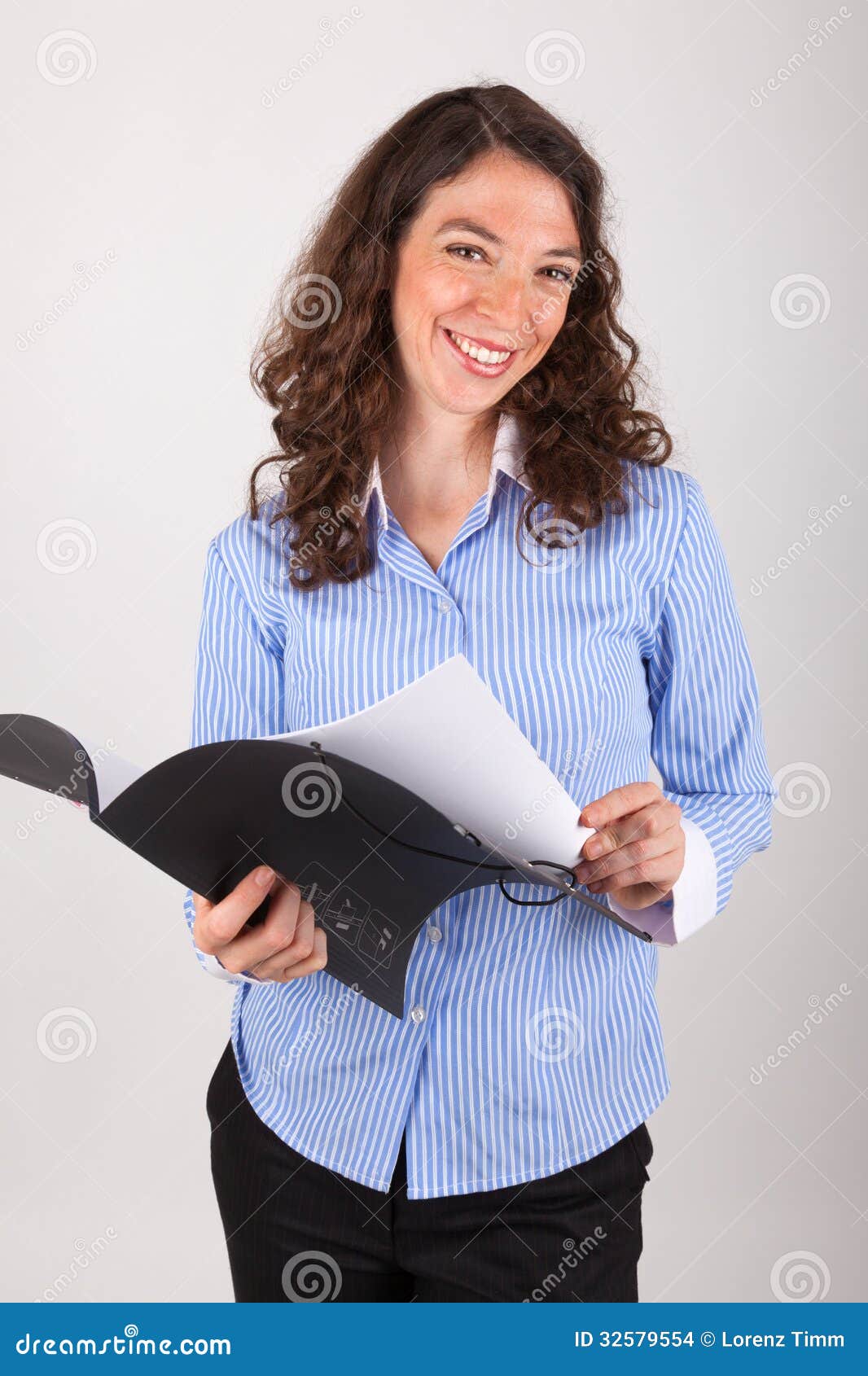 De Bedrijfsvrouw Leest in Een Verslag Stock Foto - Image of dossier ...