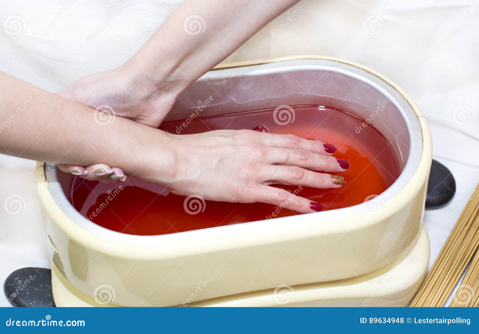 De Behandeling Van De Procesparaffine Van Vrouwelijke Handen Stock Foto ...