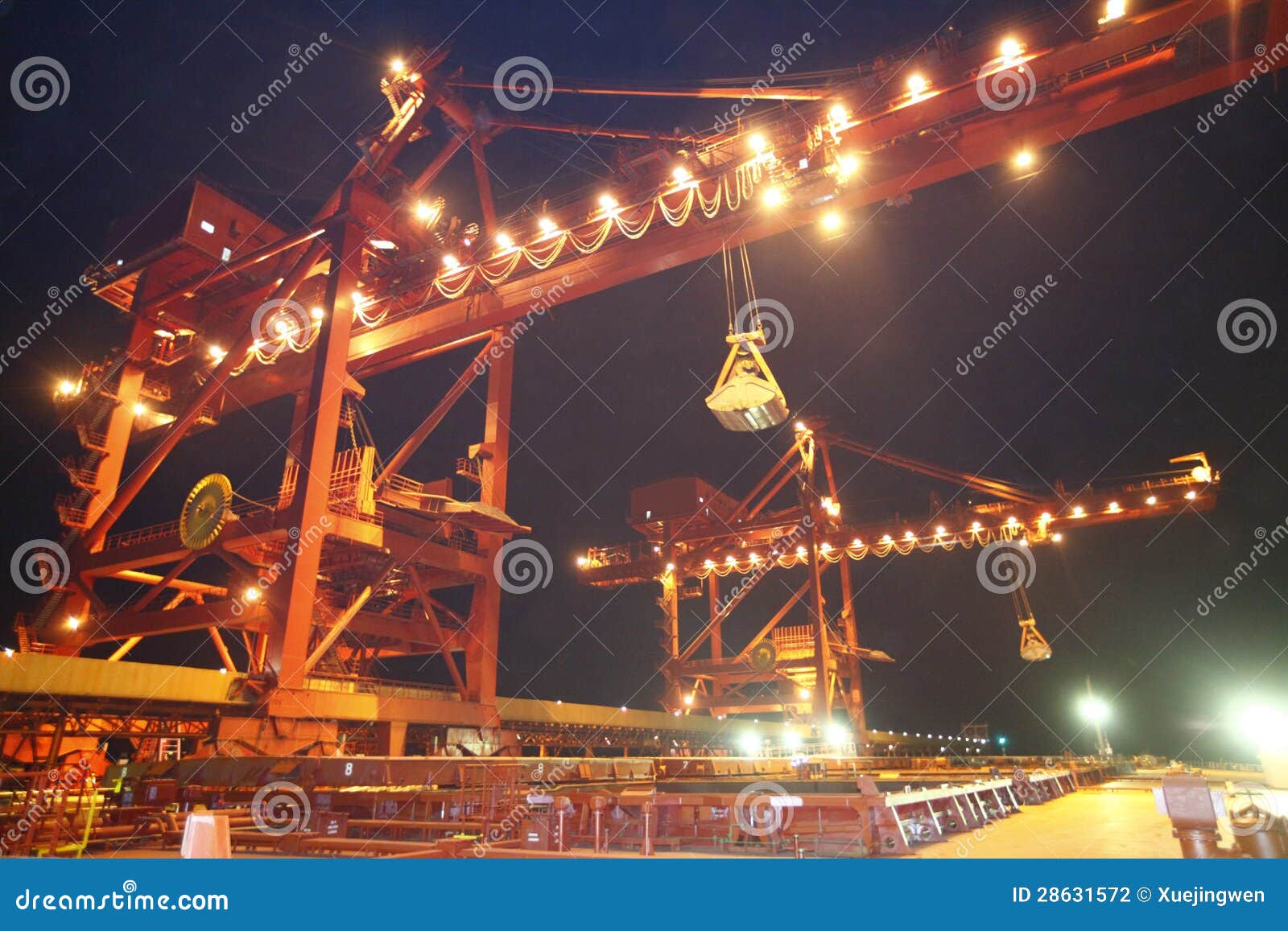 De Behandeling Van Ijzererts Van De Kraan Stock Foto - Image of schepen ...