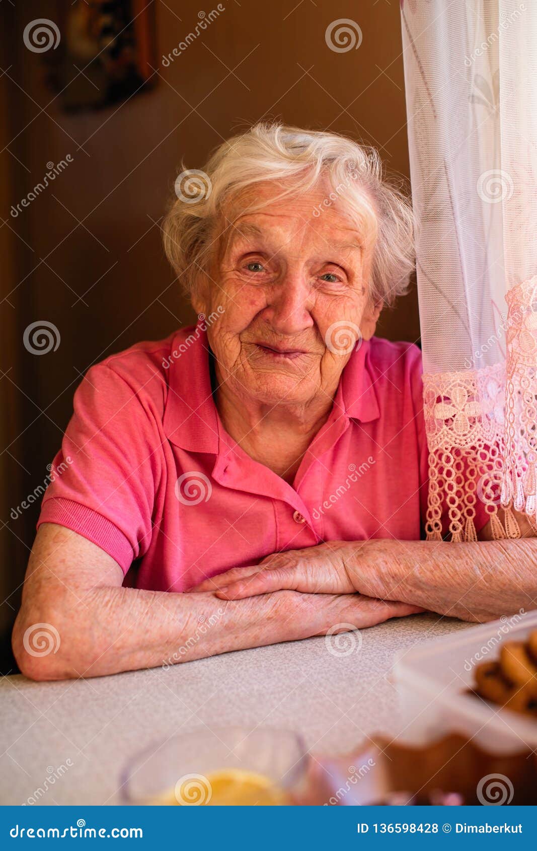 De Bejaarde Grootmoeder Drinkt Thee in Haar Huis Stock Foto - Image of ...