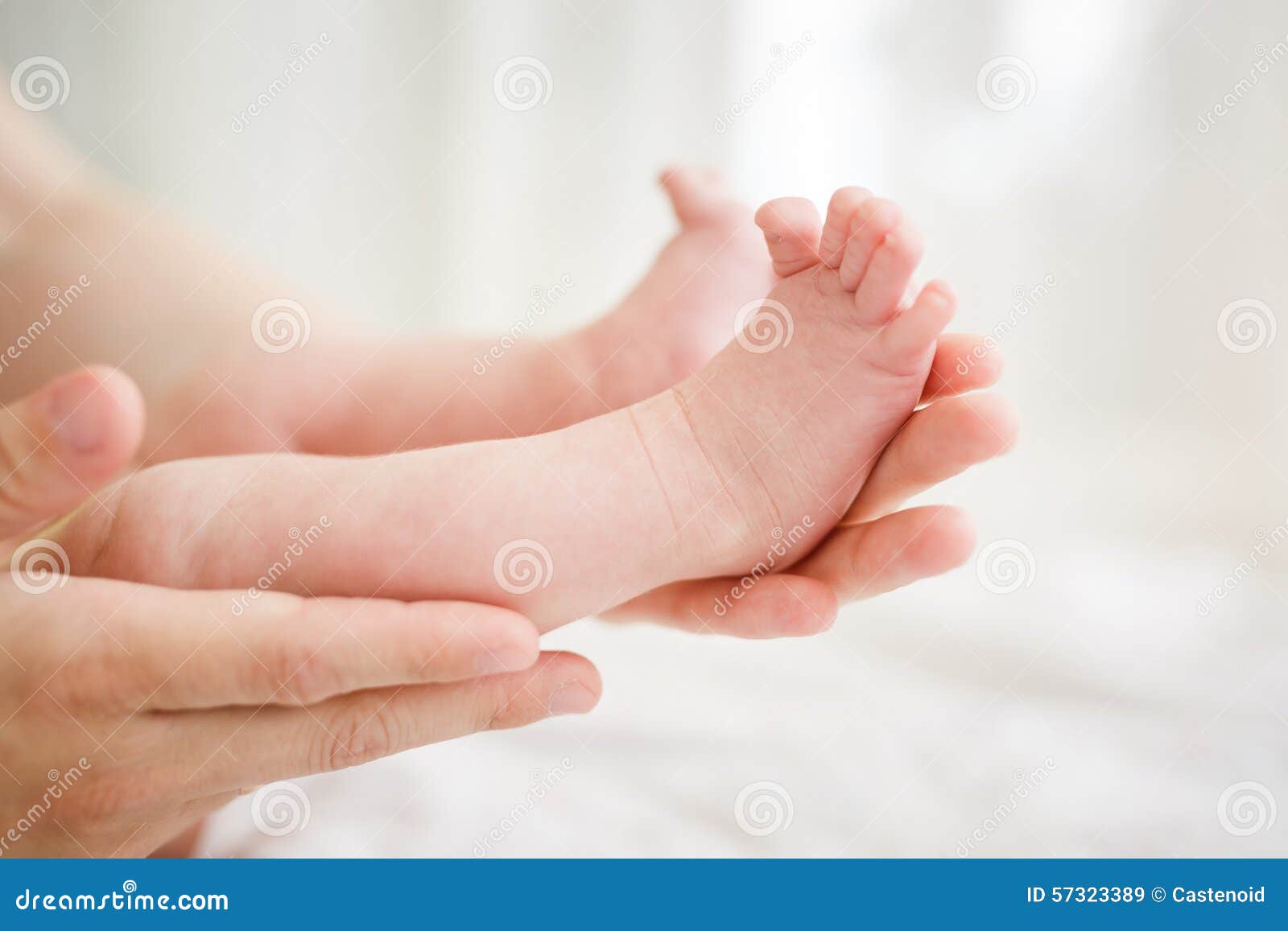 De Benen Van De Baby in Moederhanden Stock Afbeelding - Image of jongen ...
