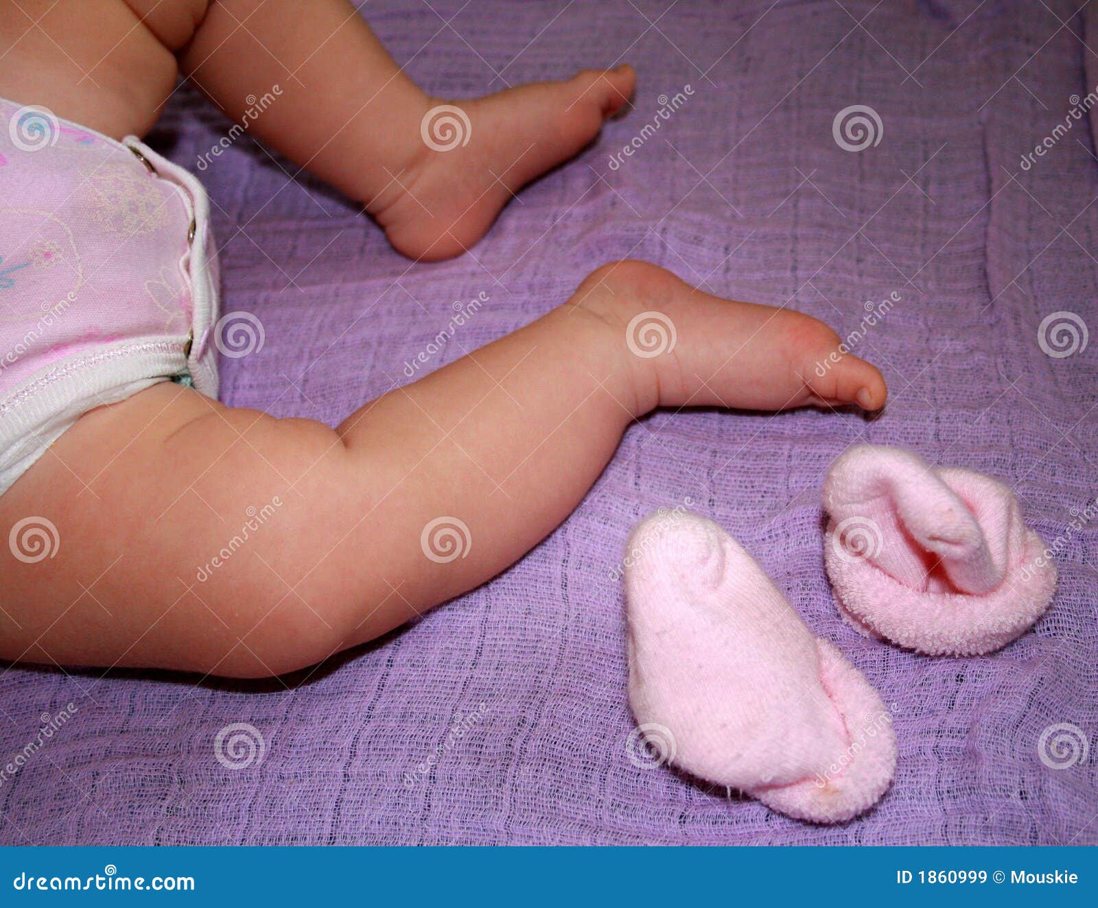 De Benen Van De Meisjes Van De Baby Stock Afbeelding - Image of roze ...