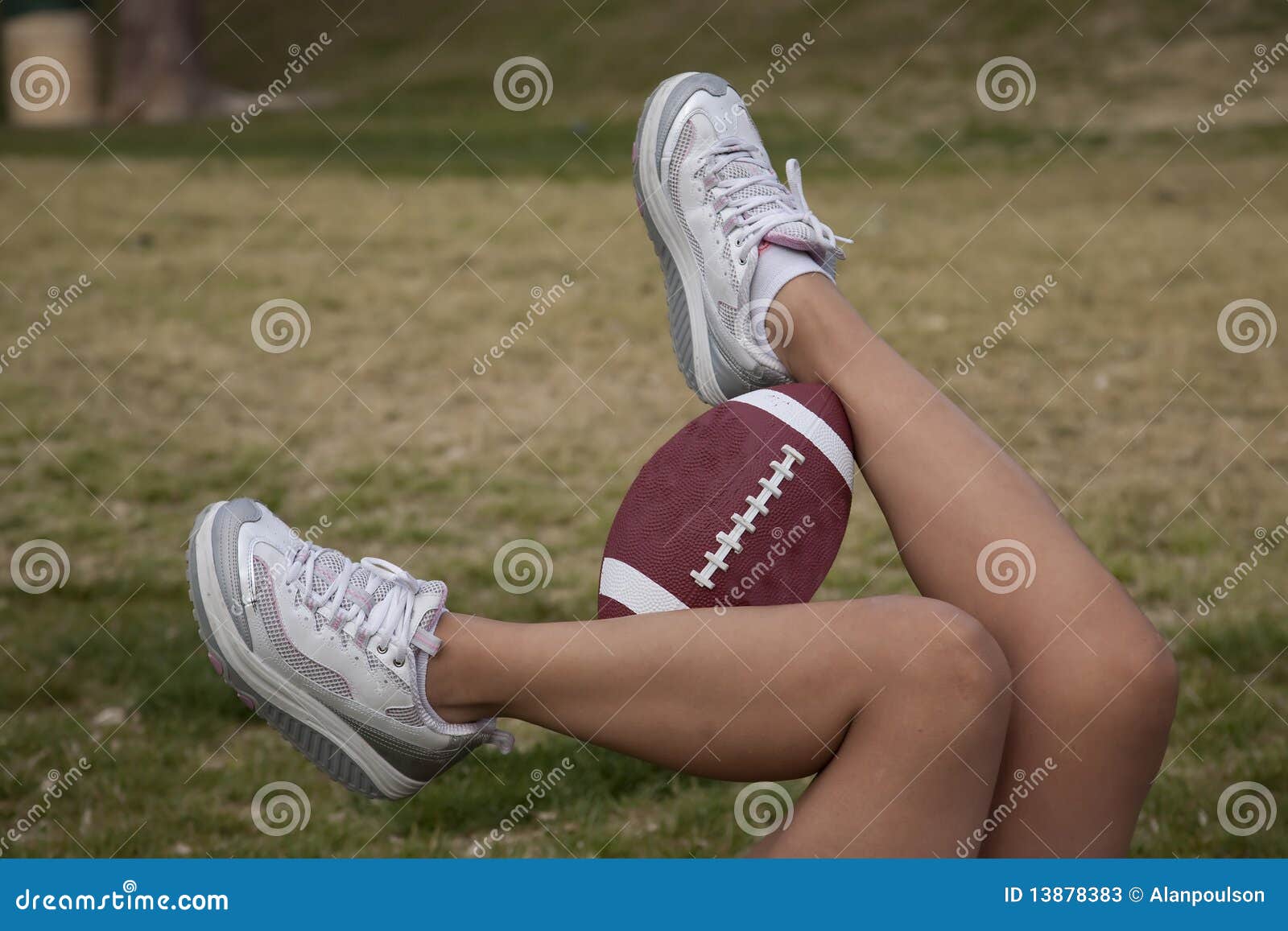 De benen van de voetbal stock afbeelding. Image of jong - 13878383