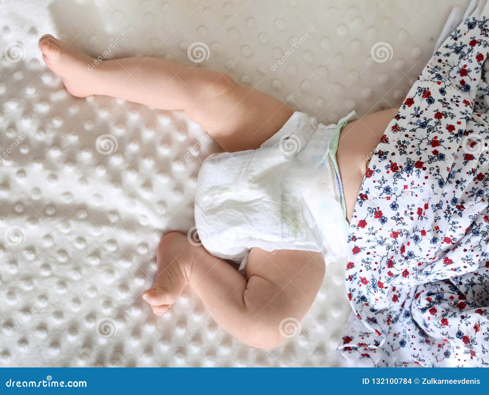 De Benen Van Pasgeboren in Een Luier Stock Foto - Image of geboorte ...
