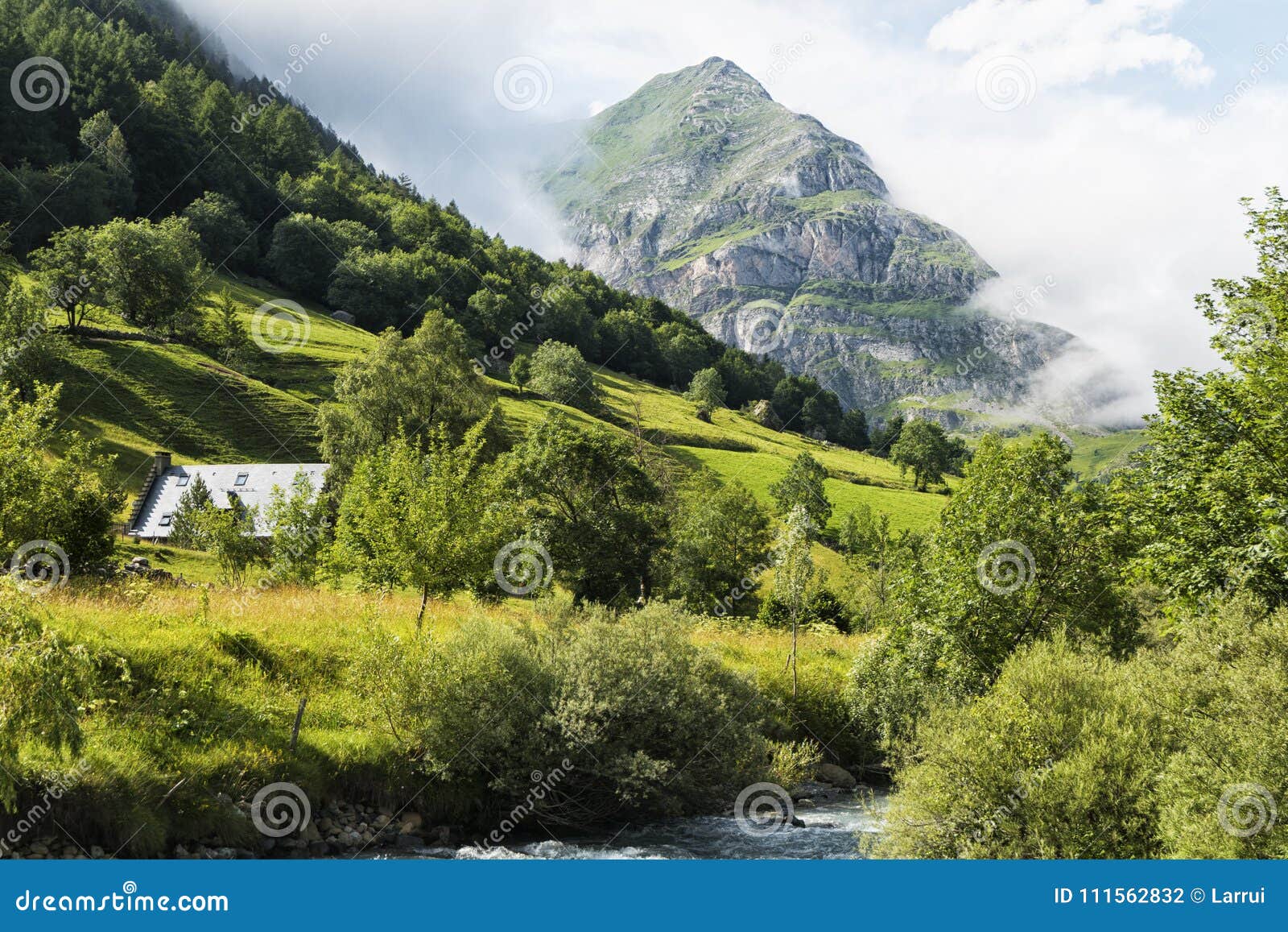 In de bergen stock foto. Image of tafereel, panoramisch - 111562832