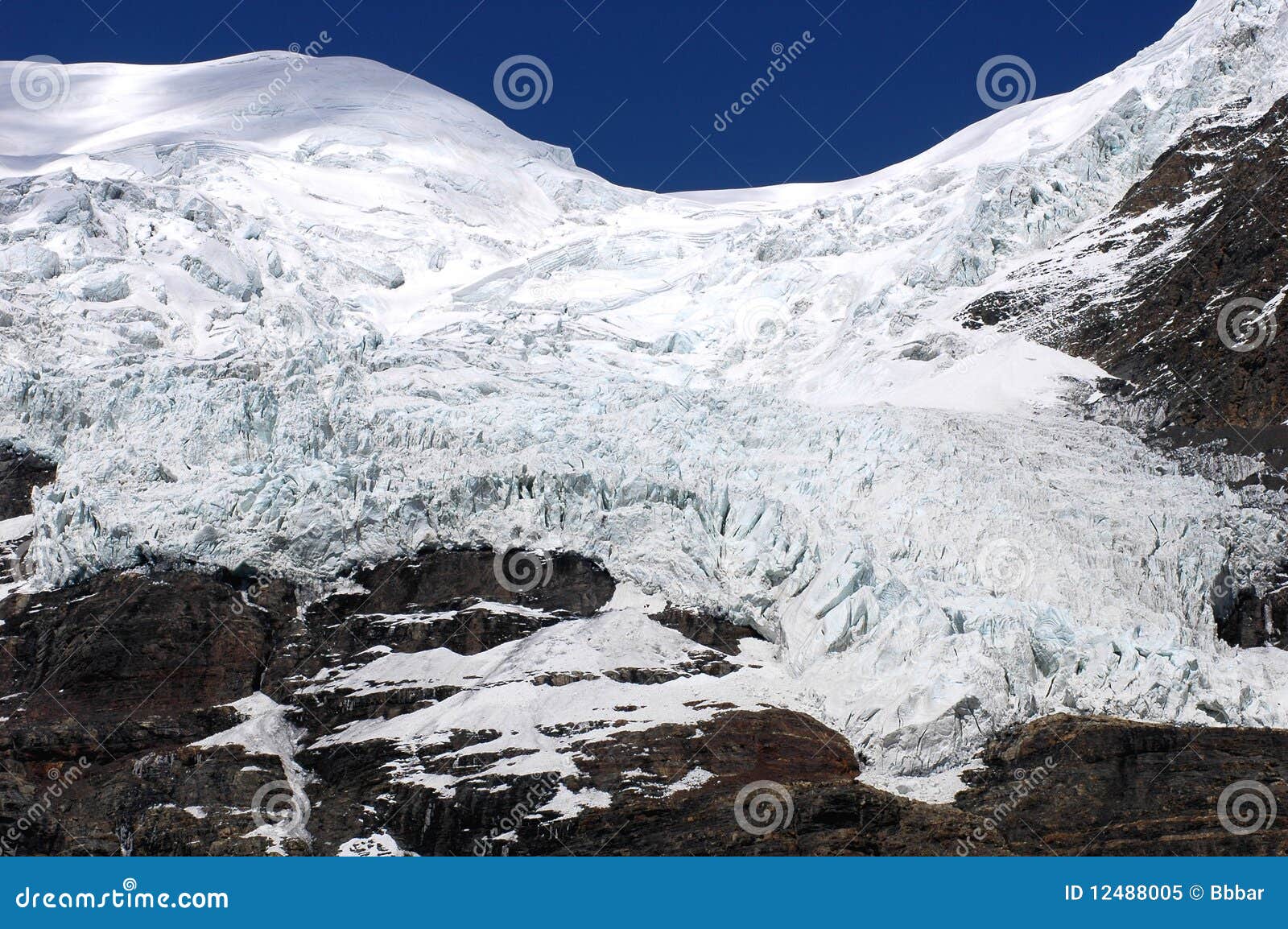 De Bergen Van De Sneeuw Met Gletsjer Stock Afbeelding - Image of ...