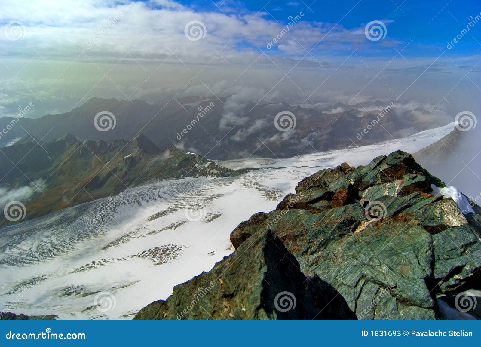 De Bergtop Van De Gletsjer. Stock Afbeelding - Image of ontruim, piek ...