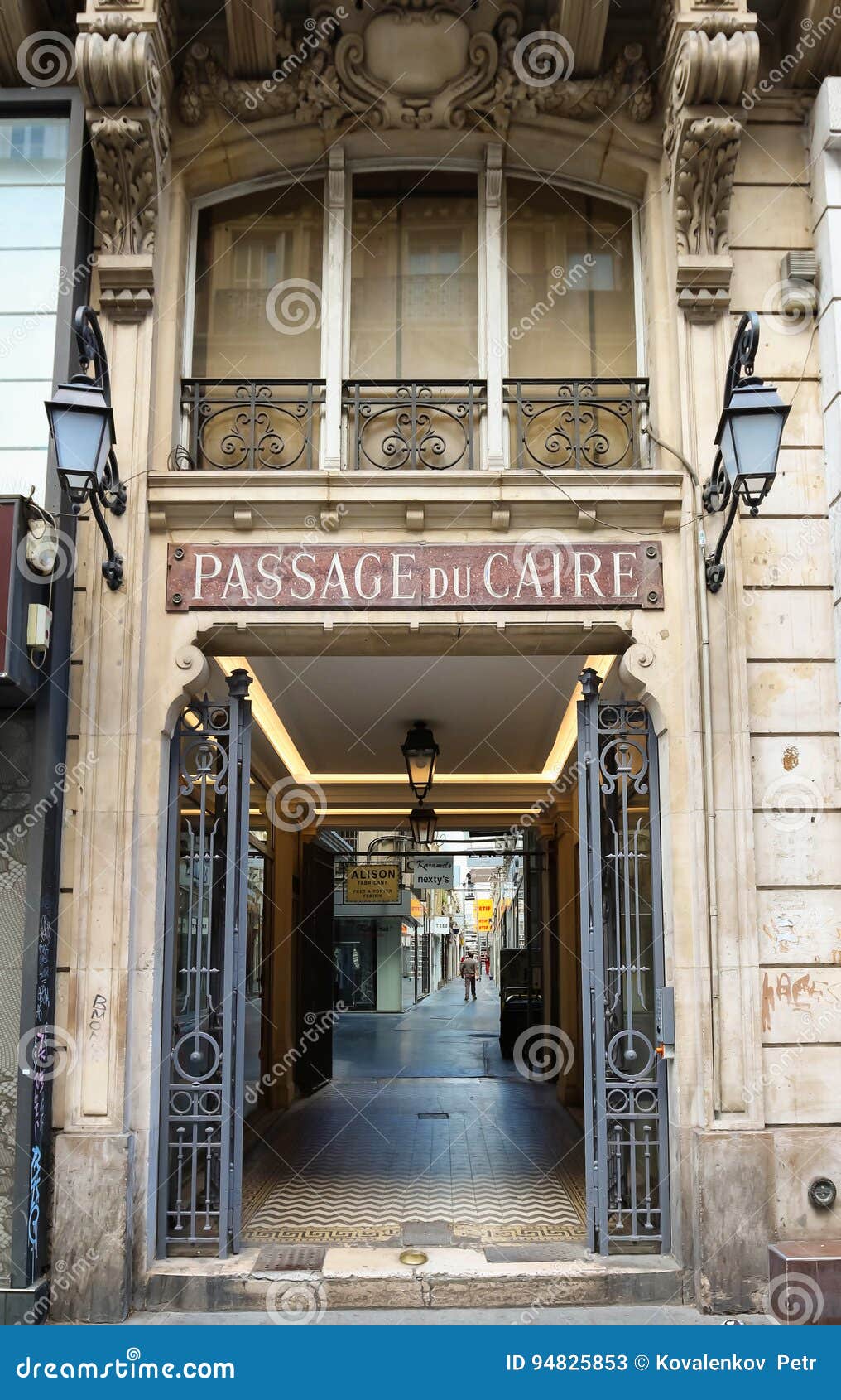 De Beroemde Parijse Passage Du Caire, Frankrijk Redactionele Stock Foto ...