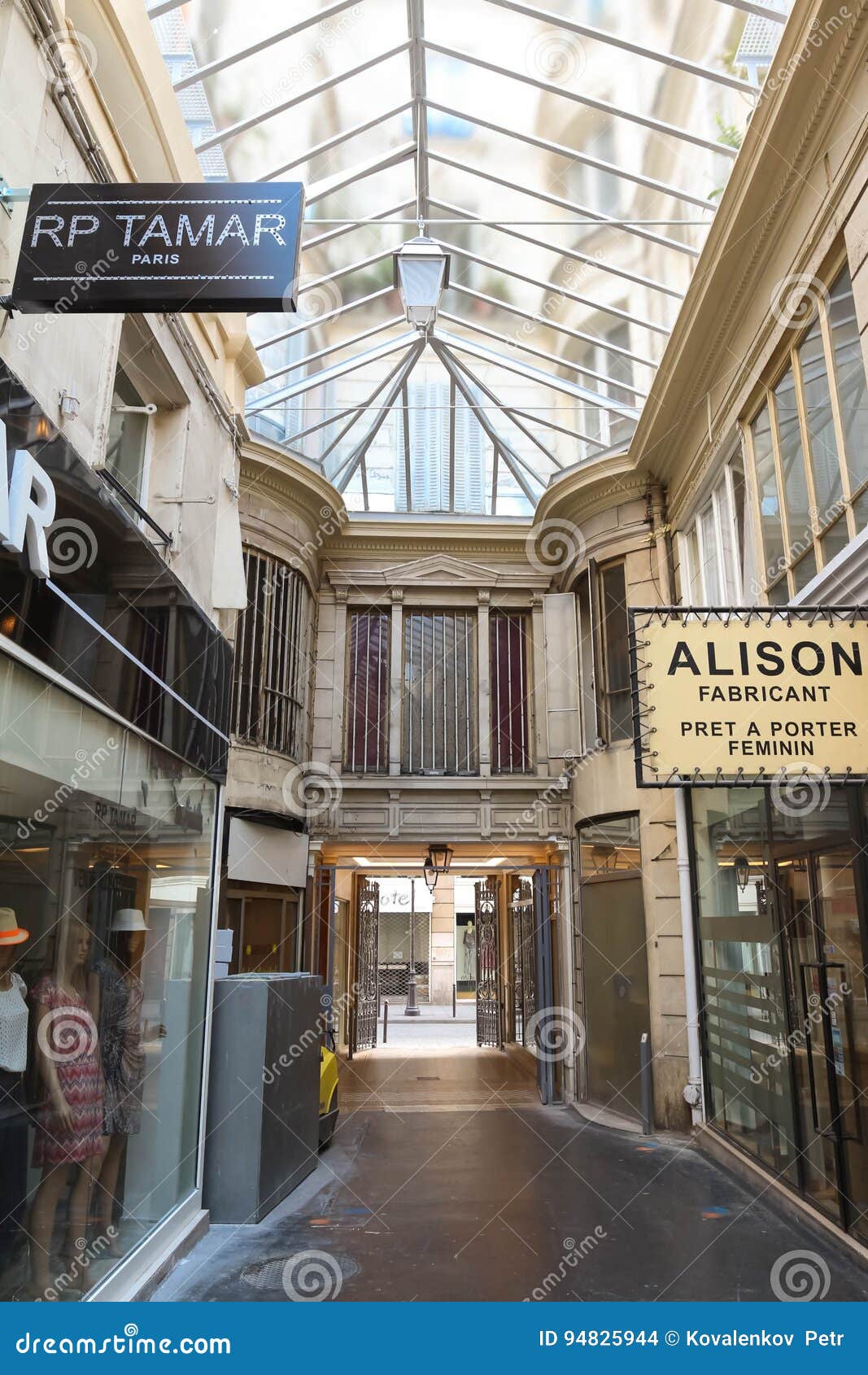 De Beroemde Parijse Passage Du Caire, Frankrijk Redactionele Stock ...