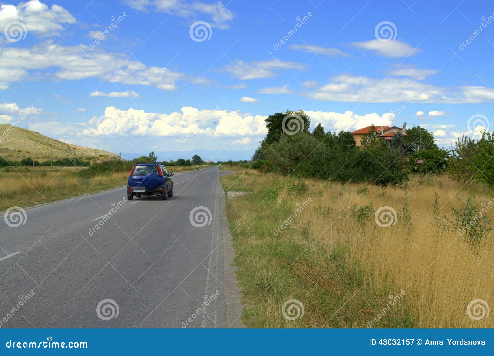 De Bewegende Auto Van De De Zomerweg Stock Afbeelding - Image of wolken ...