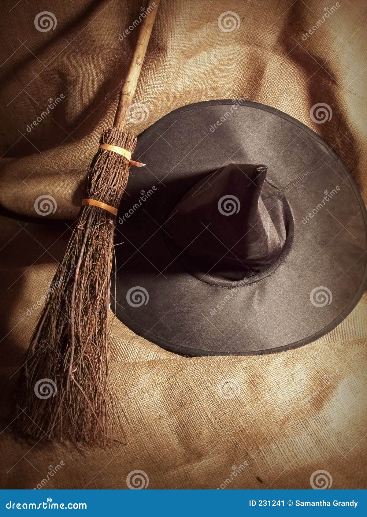 De Bezem En De Hoed Van De Heks Stock Afbeelding - Image of angst ...