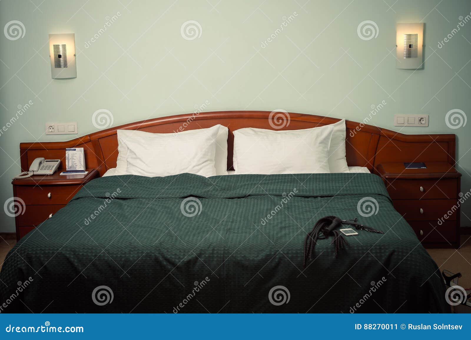 De Binnenlandse Ruimte Met Groot Bed Met Ranselt Stock Afbeelding ...