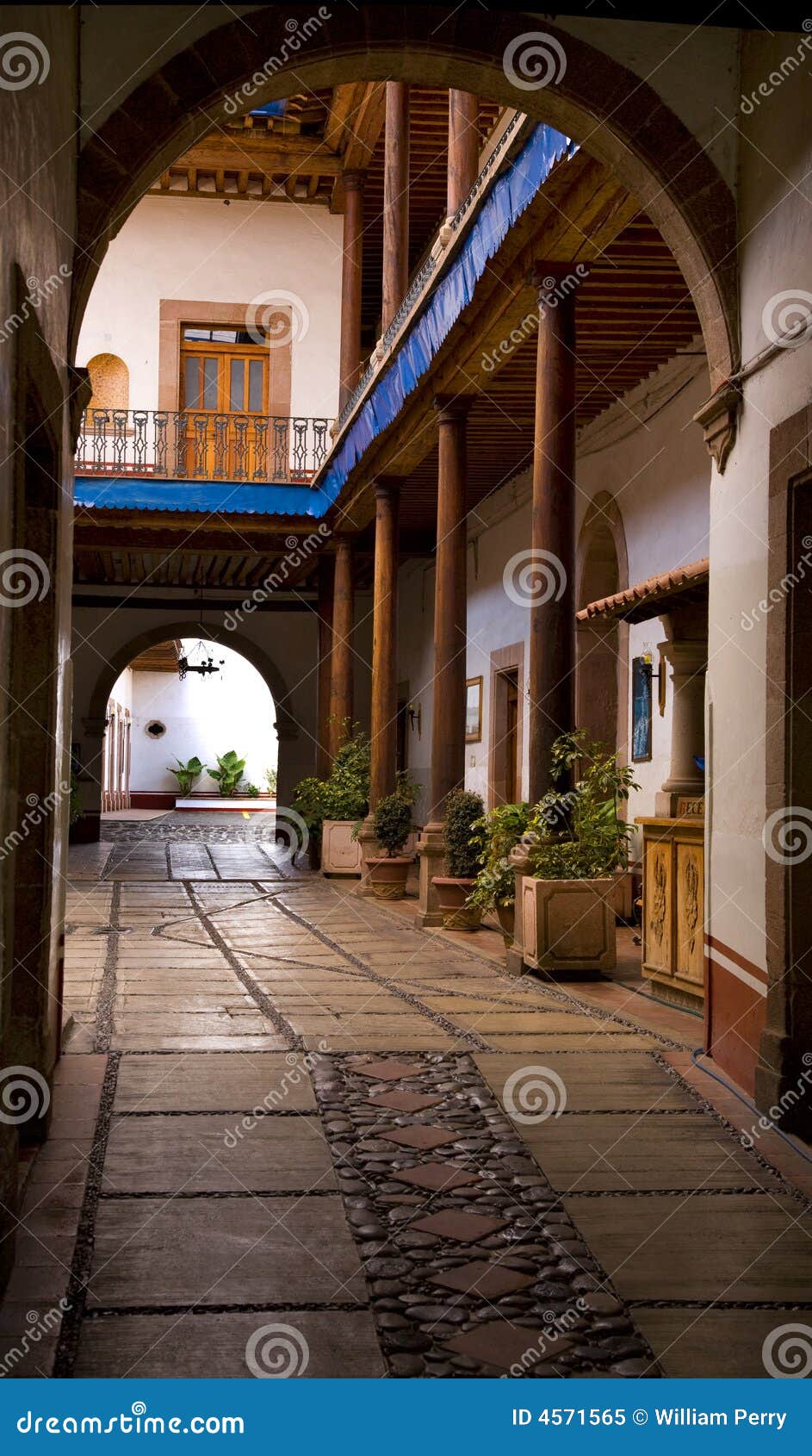 De Binnenplaats Mexico Van De Boog Van De Ingang Stock Afbeelding ...