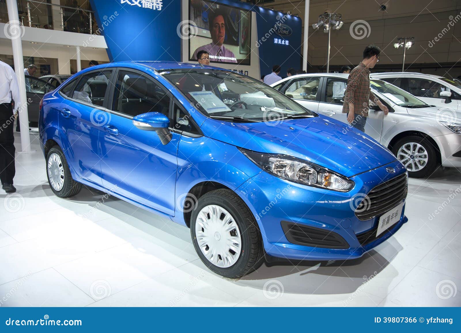 De Blauwe Auto Van De Doorwaadbare Plaatsfiesta Redactionele Foto ...