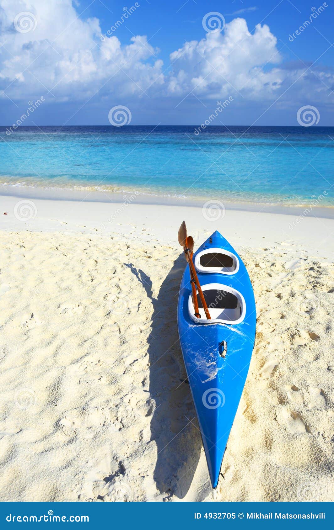 De Blauwe Boot is Op Een Strand 2 Stock Afbeelding - Image of kajak ...