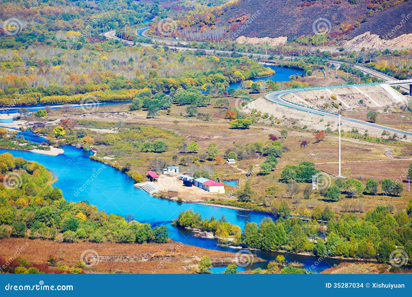 De Blauwe Rivier En Een Slingerende Weg Stock Foto - Image of autumn ...