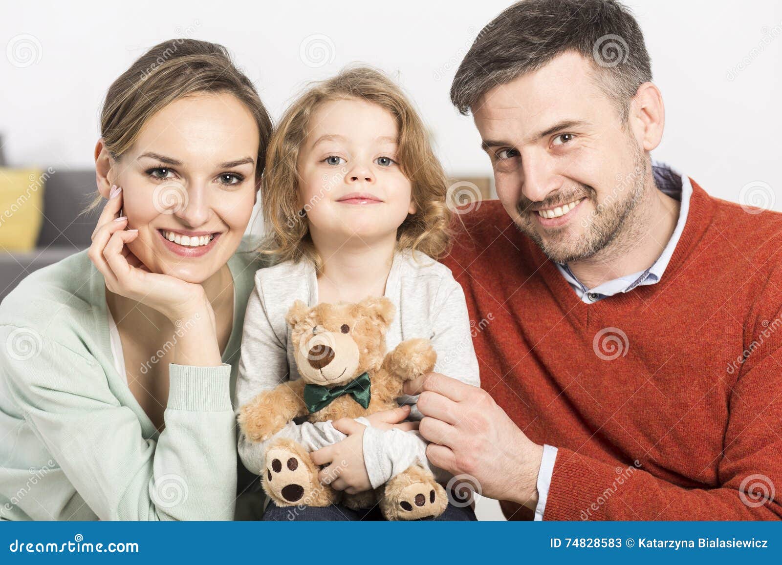 De Blije Ogenblikken Vormen Het Kind Stock Afbeelding - Image of ouders ...
