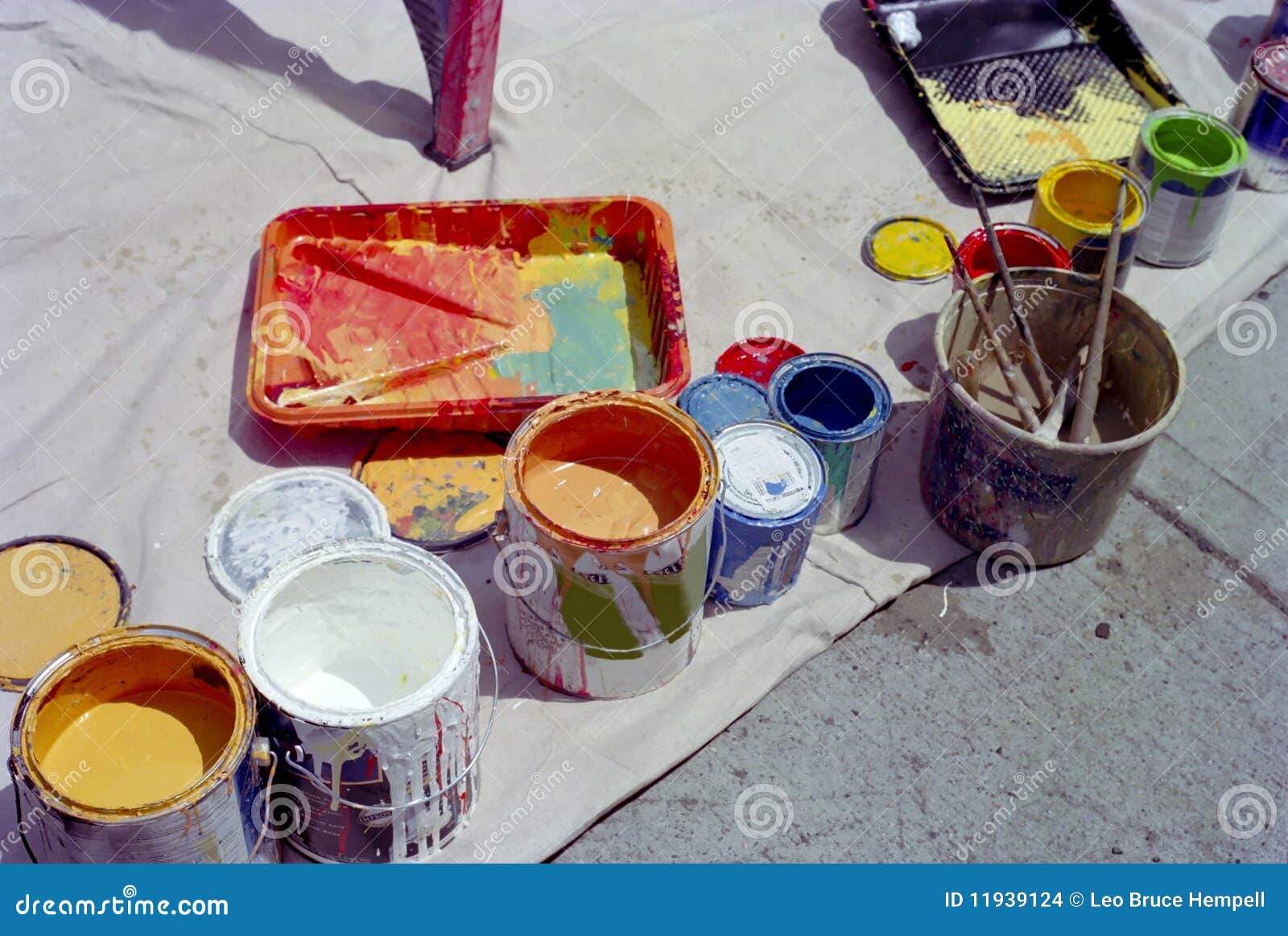 De Blikken van de verf stock foto. Image of straat, decoratie - 11939124