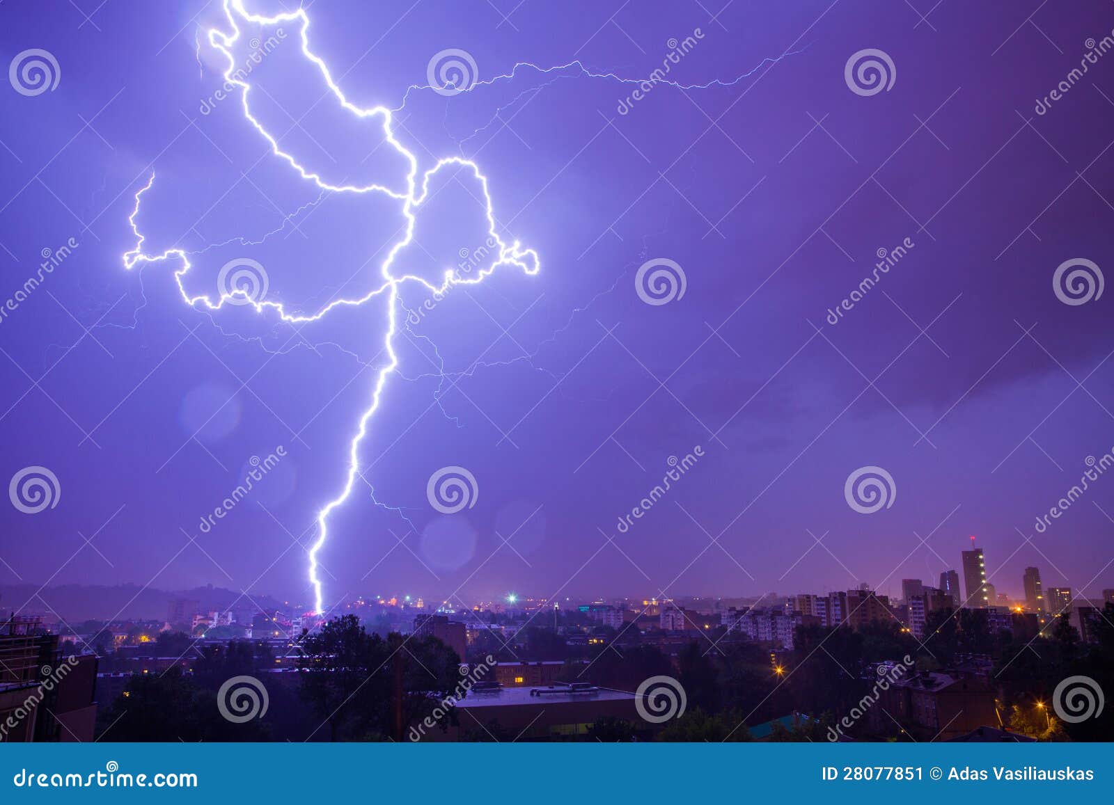 De bliksem raakt de stad stock afbeelding. Image of bliksem - 28077851