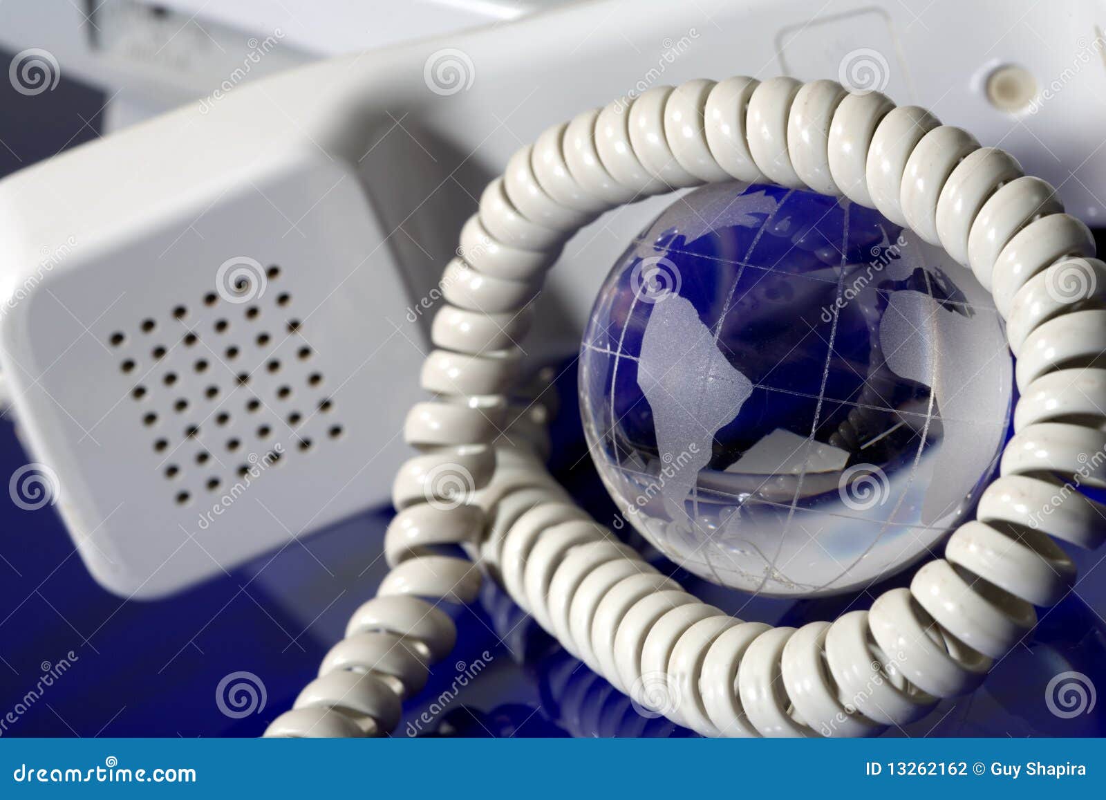 De Bol Van Het Glas Met Telefoon Stock Foto - Image of bespreking ...
