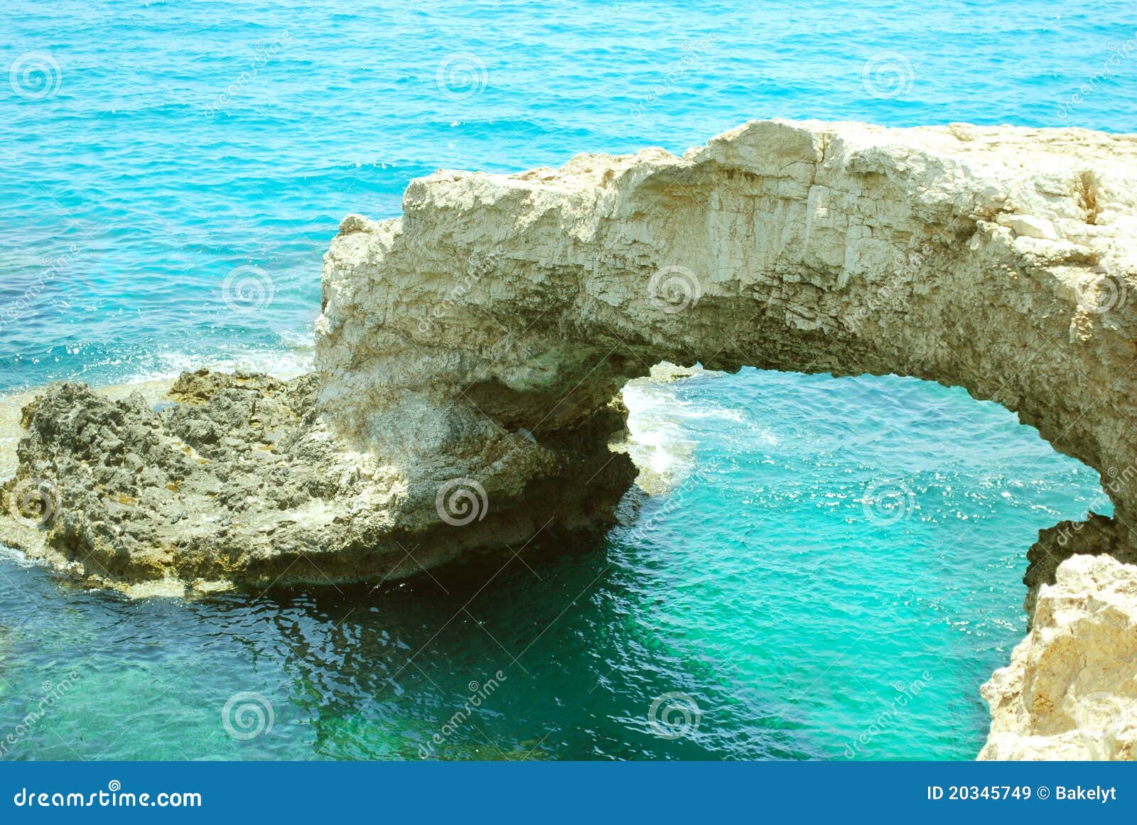 De Boog Van De Rots Met Overzees Water Stock Afbeelding - Image of ...