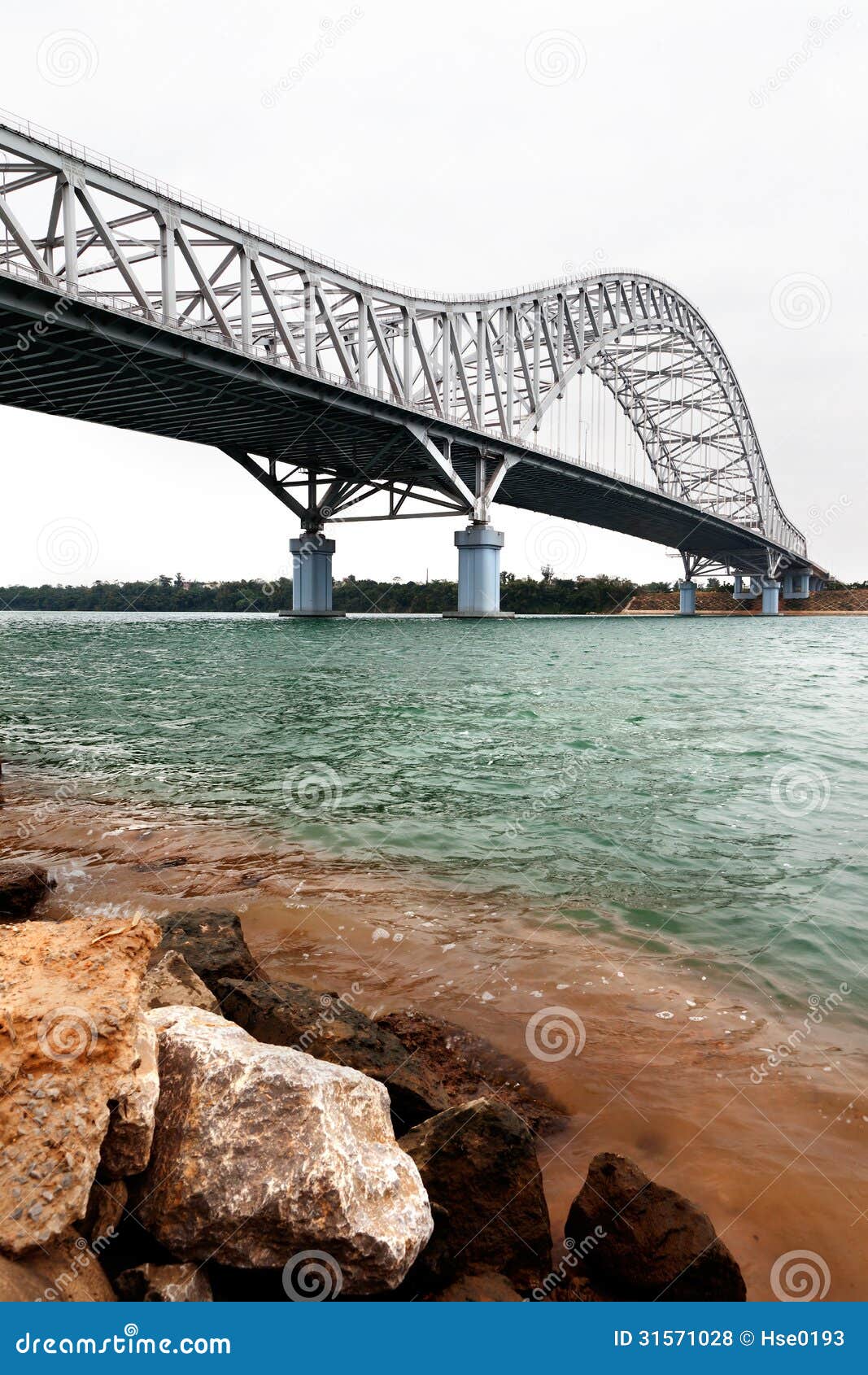 De Boogbrug Van De Staalbundel in Schemer Stock Foto - Image of ...