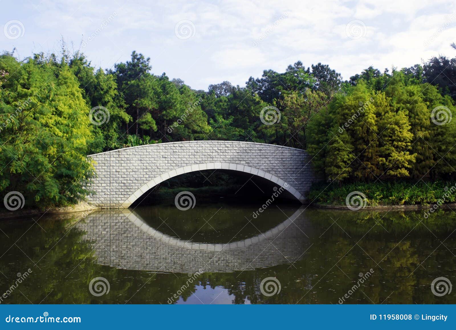 De boogbrug van de steen stock foto. Image of wolken - 11958008