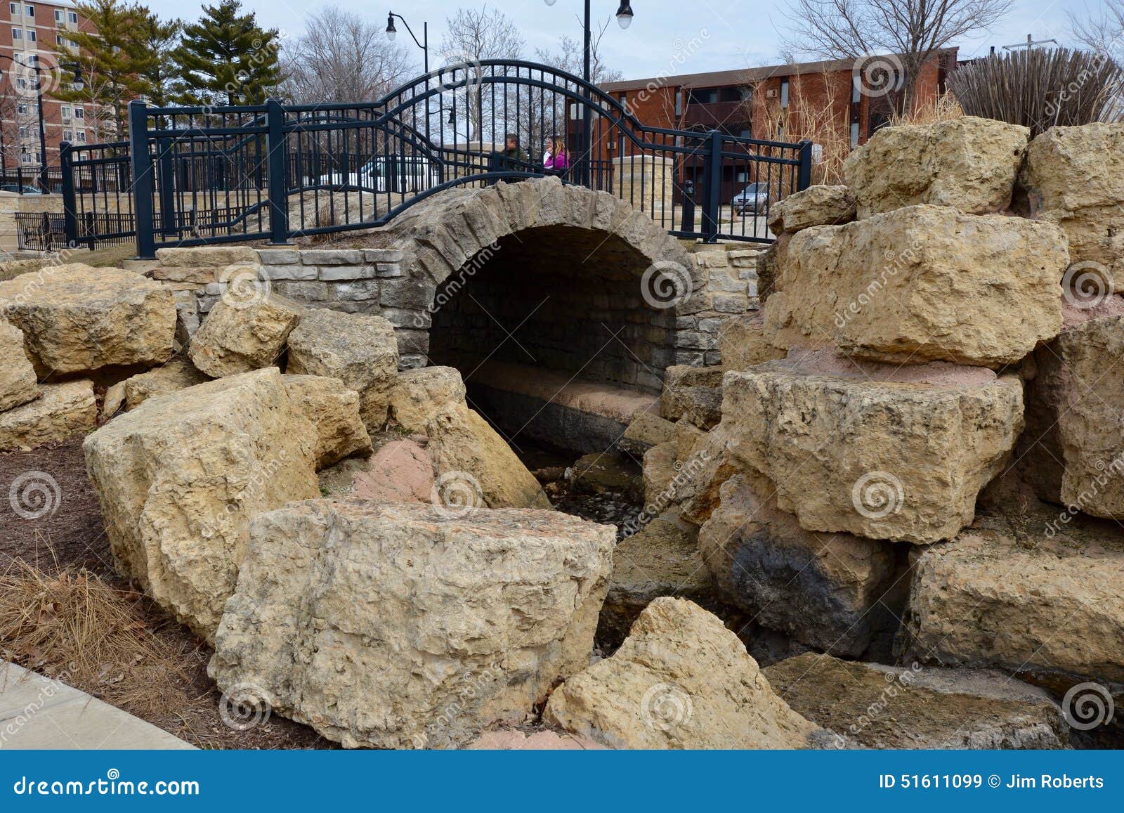 De boogbrug van de steen redactionele stock afbeelding. Image of ...