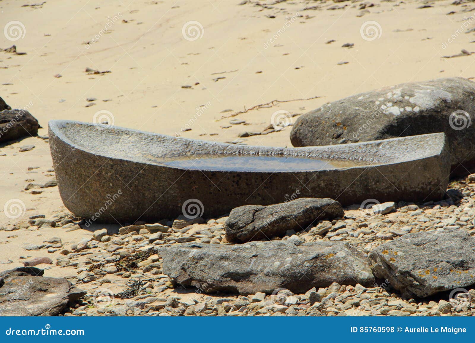 De Boot Beeldhouwt in Een Rots Op Het Strand Stock Foto - Image of zand ...