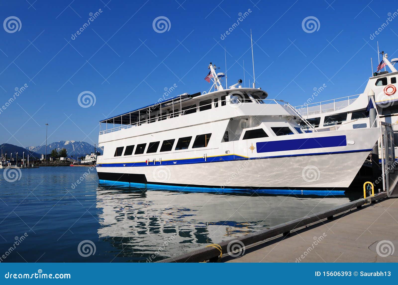 De boot van de cruise stock afbeelding. Image of hemel - 15606393