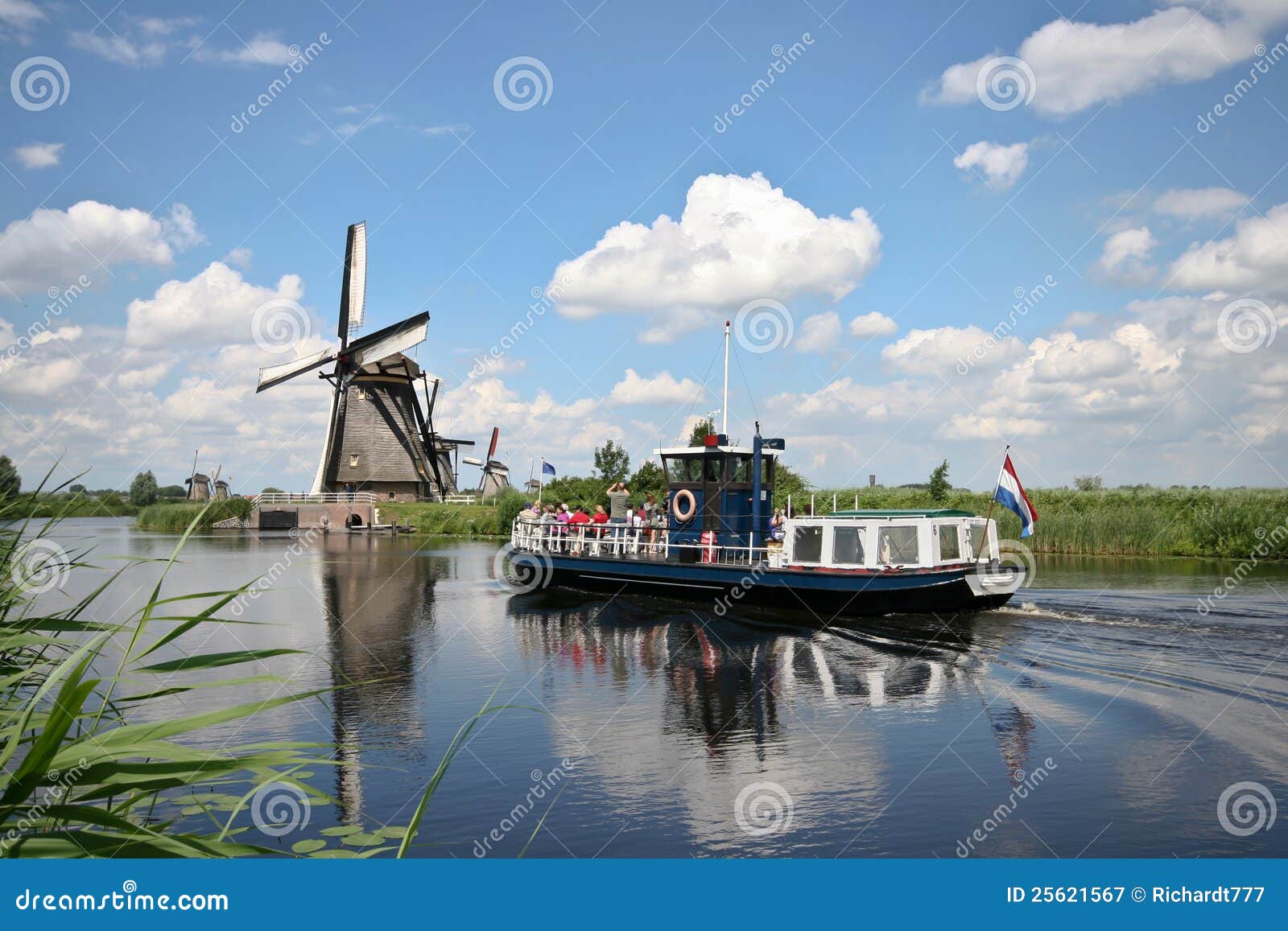 De Boot Van De Reis in Kinderdijk Stock Afbeelding - Image of wolken ...
