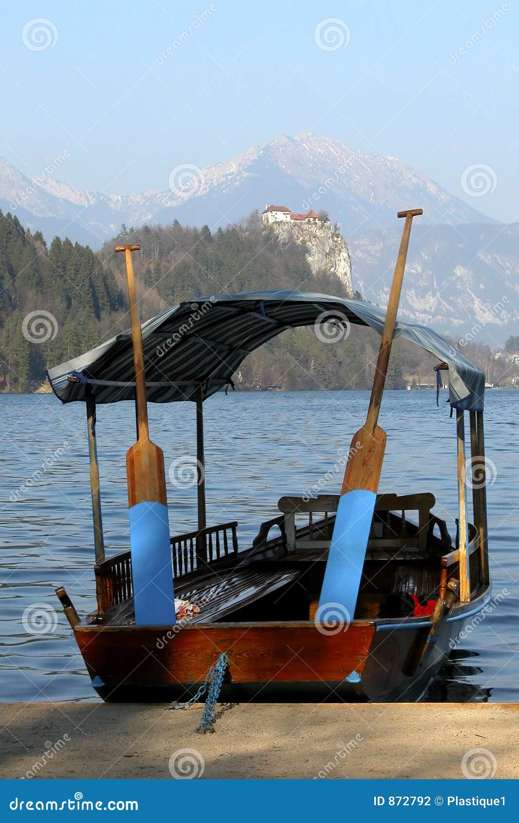 De Boot Van De Rij Bij Afgetapt Meer Stock Foto - Image of water ...