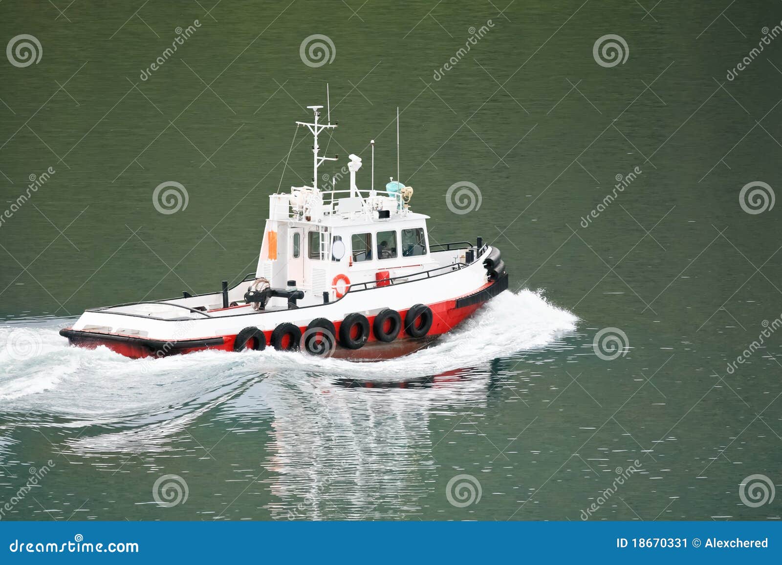 De Boot Van De Sleepboot Bij Zeehaven Stock Afbeelding - Image of rood ...