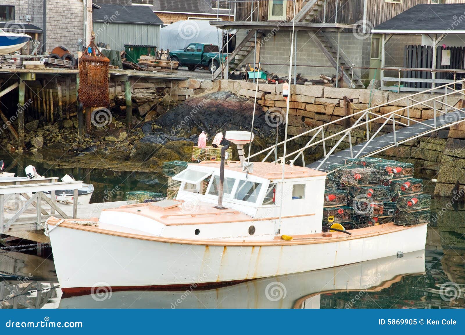 De Boot Van De Zeekreeft Bij Dok Stock Afbeelding - Image of zeekust ...