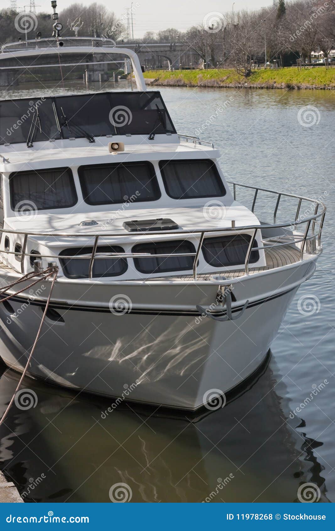 De Boot Van Het Jacht Die Op Rivier Wordt Verankerd Stock Foto - Image ...