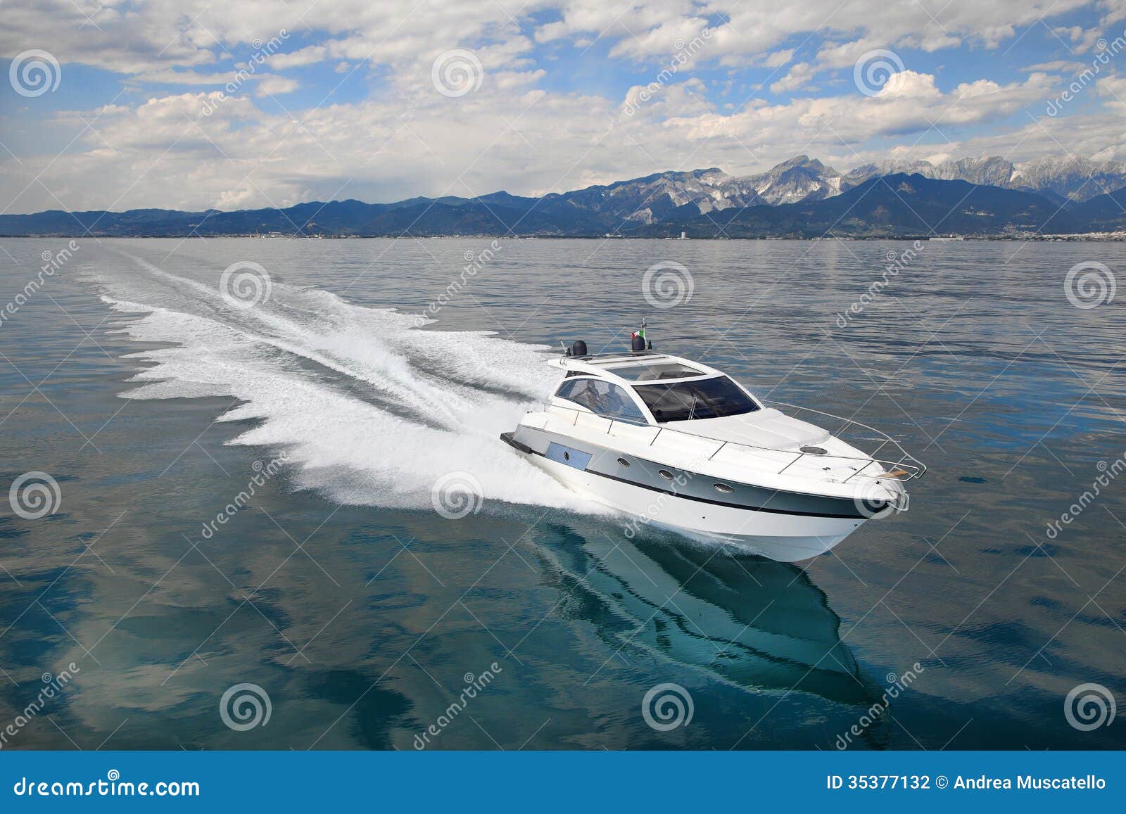 De boot van het motorjacht stock foto. Image of baai - 35377132