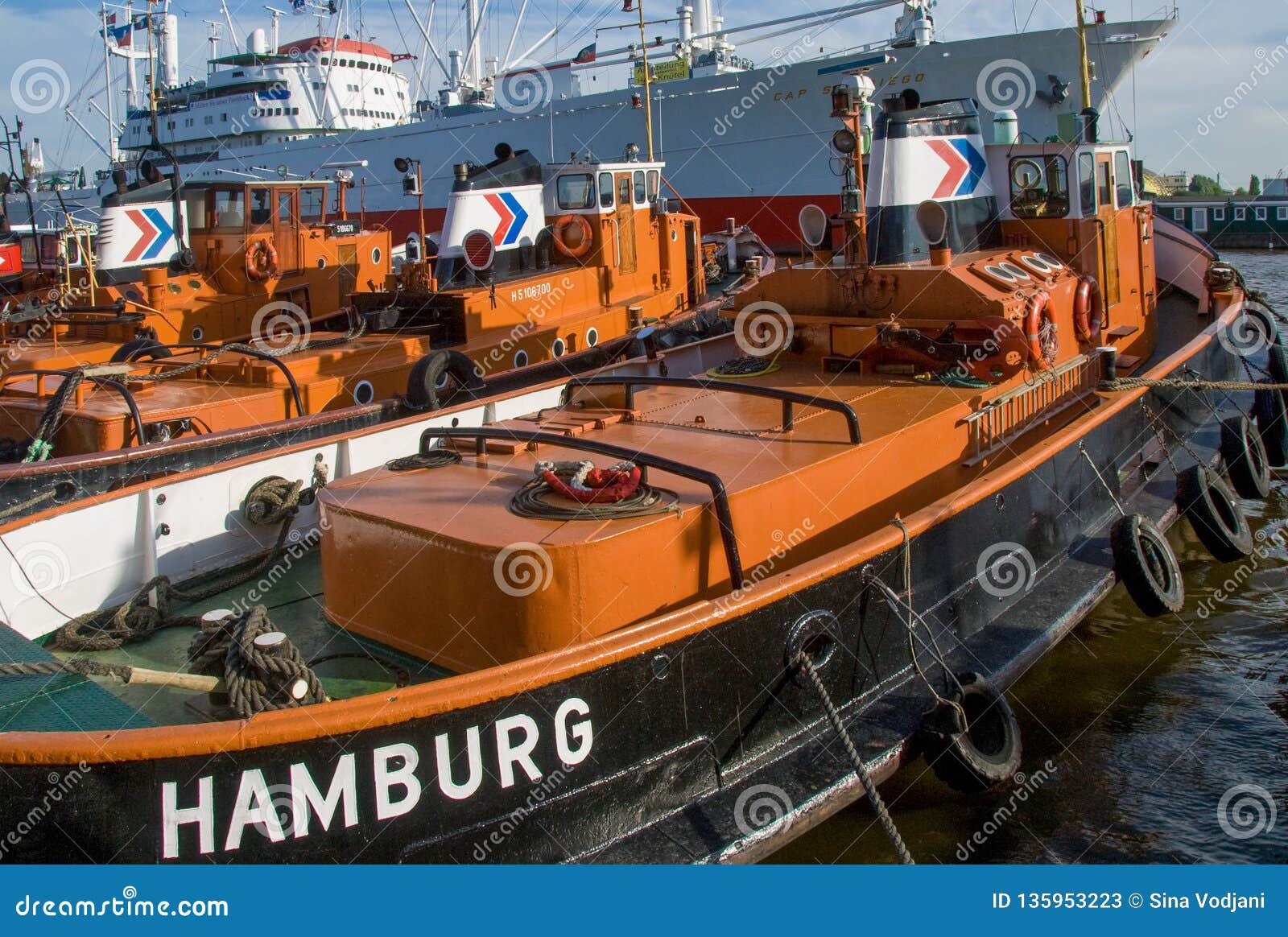 De Boot Van De Schleppertractor in De Haven Van Hamburg Redactionele ...