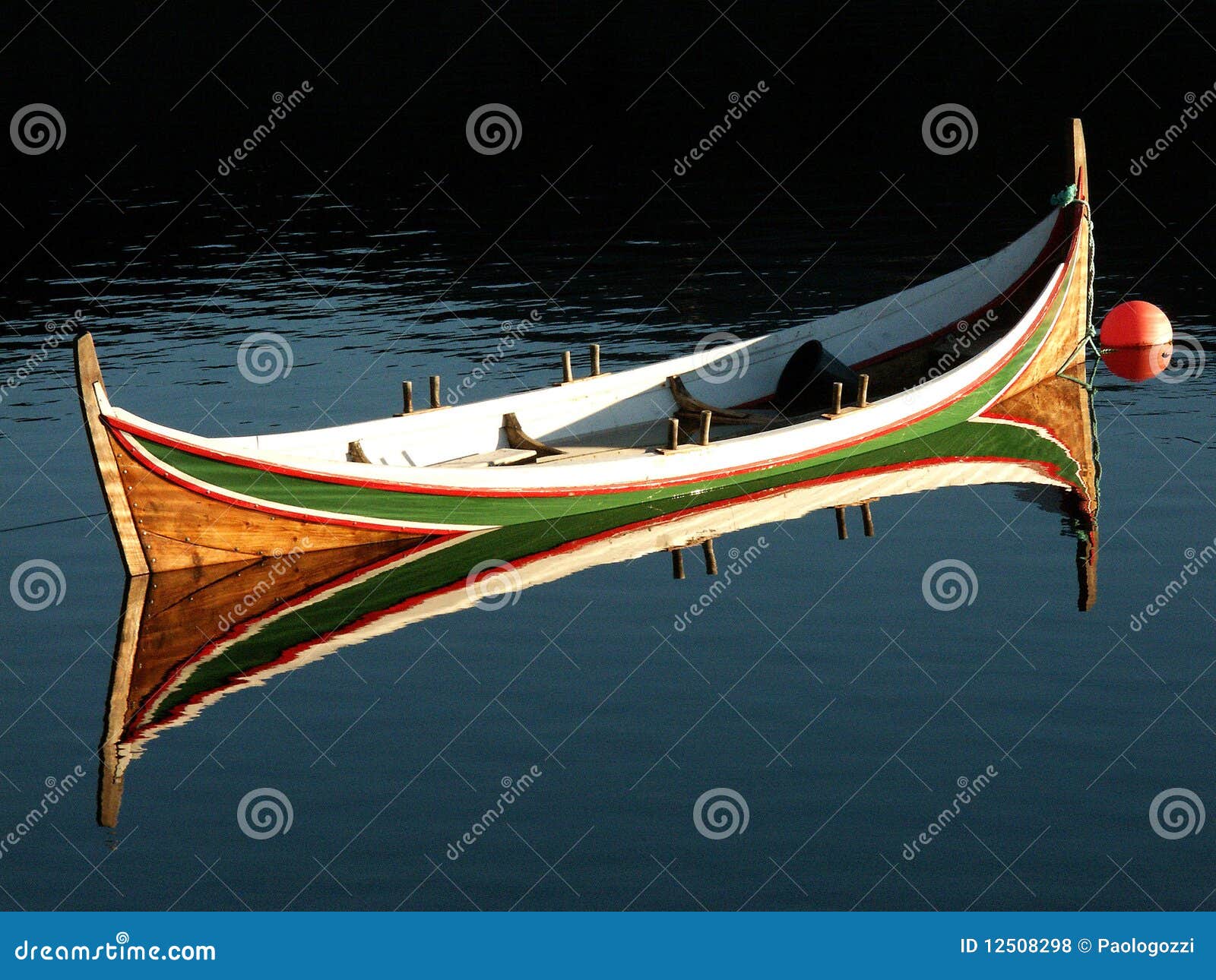 De Boot Van Traditionele Lofoten Stock Foto - Image of kleuren, dokken ...