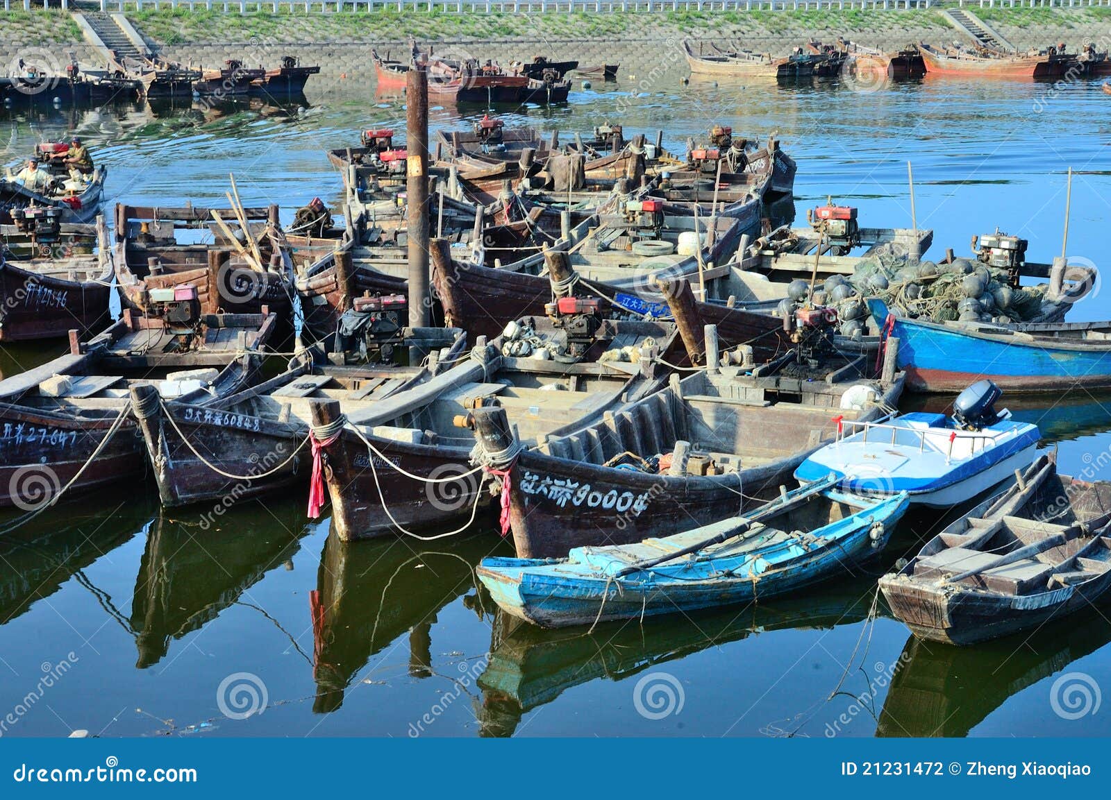 De boot van vissen redactionele fotografie. Image of boten - 21231472