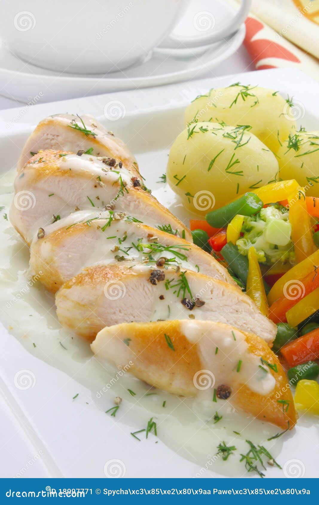 De Borst Van De Kip Met Groenten Stock Afbeelding - Image of saus ...