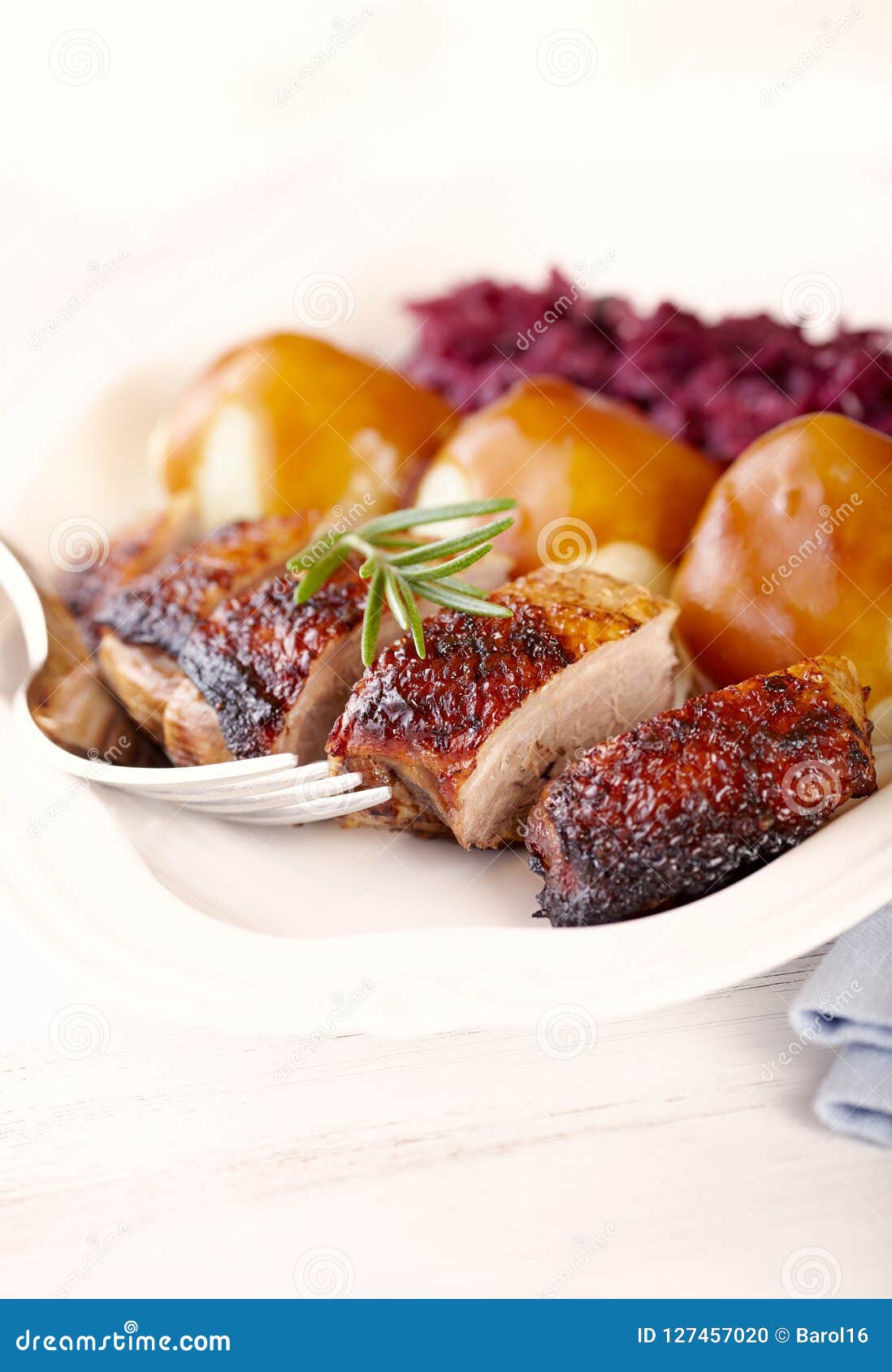 De Borst Van De Eend Met Aardappelbollen En Rode Kool Stock Foto ...