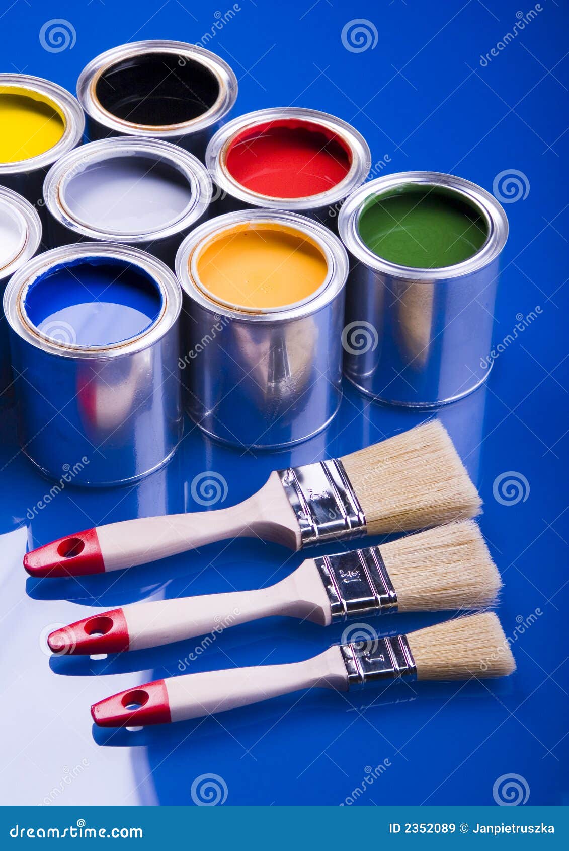 De Borstel En De Blikken Van De Verf Stock Afbeelding - Image of ...