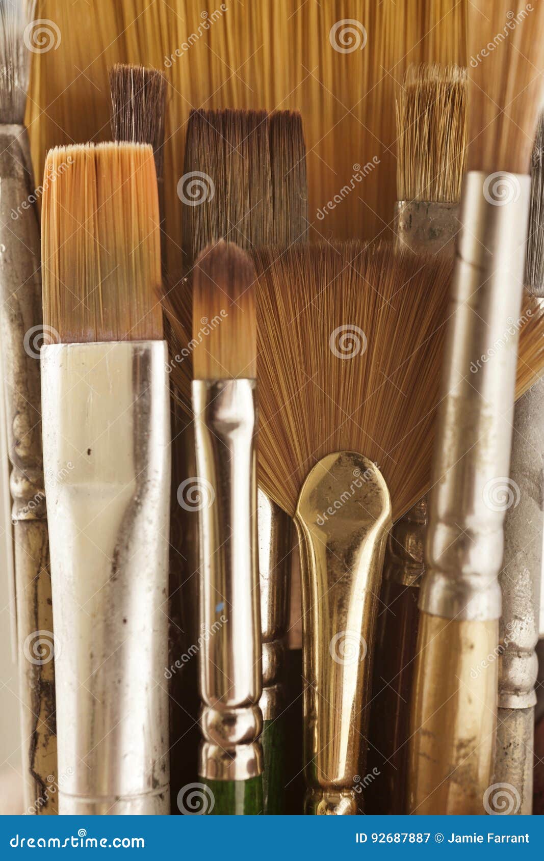 De borstels van de verf stock afbeelding. Image of borstels - 92687887