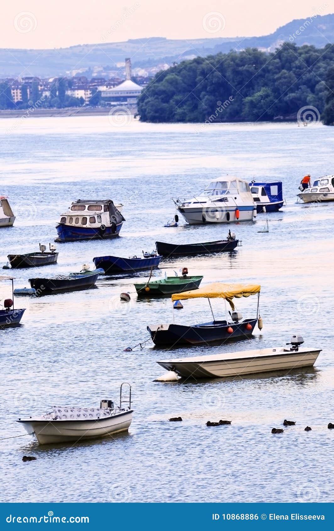 De Boten Van De Rivier Op Donau Stock Foto - Image of zonsopgang, klein ...